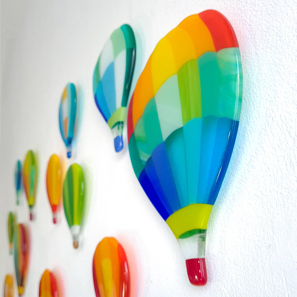 Single hot air balloon: Glass wall art – Glass Art by Linda